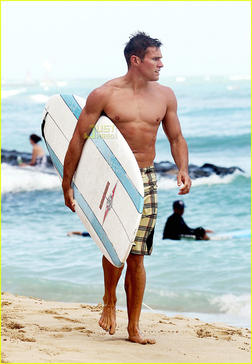 Andy Baldwin Rides Wild Surf: Photo 434511 | Andy Baldwin, Shirtless ...