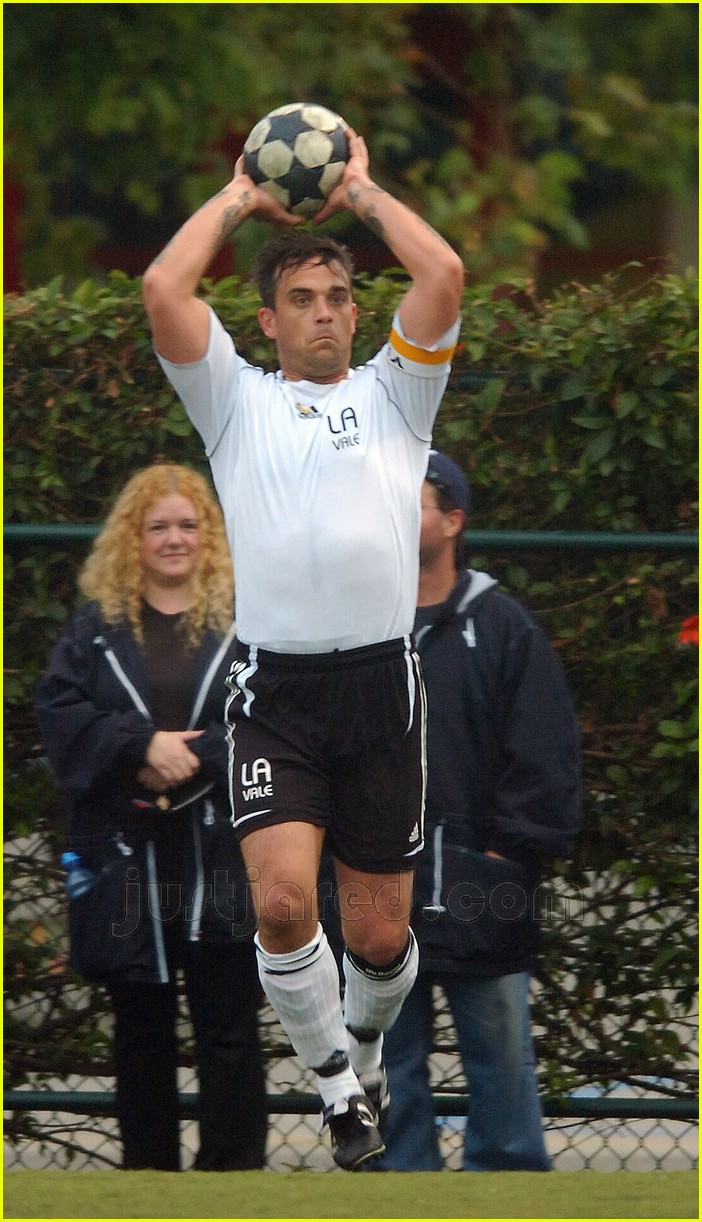 Robbie Williams' Soccer Stretch: Photo 444121 | Robbie Wiliams Photos ...
