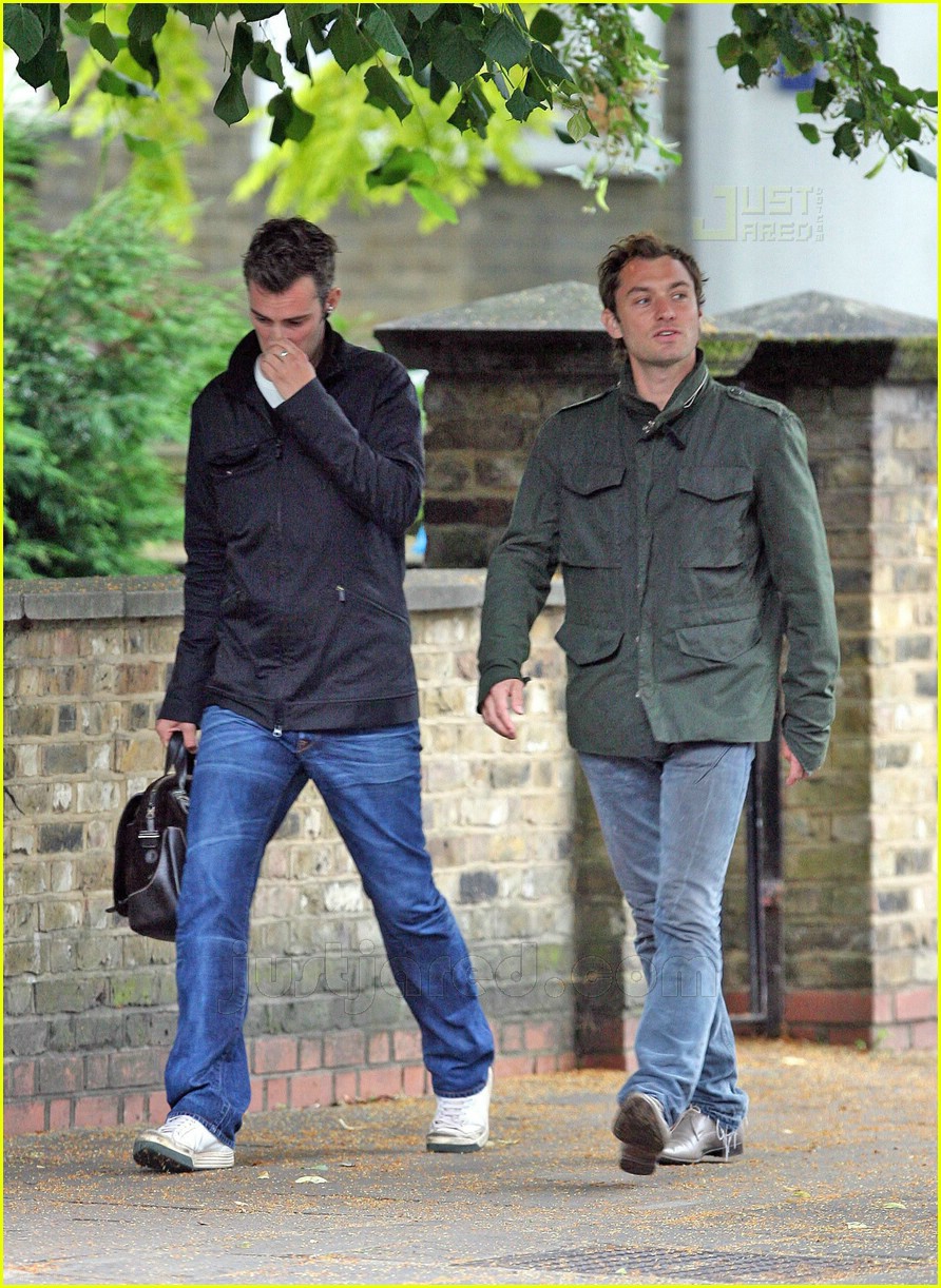 Jude Law's Assistant Has Something Stuck Between His Teeth: Photo ...