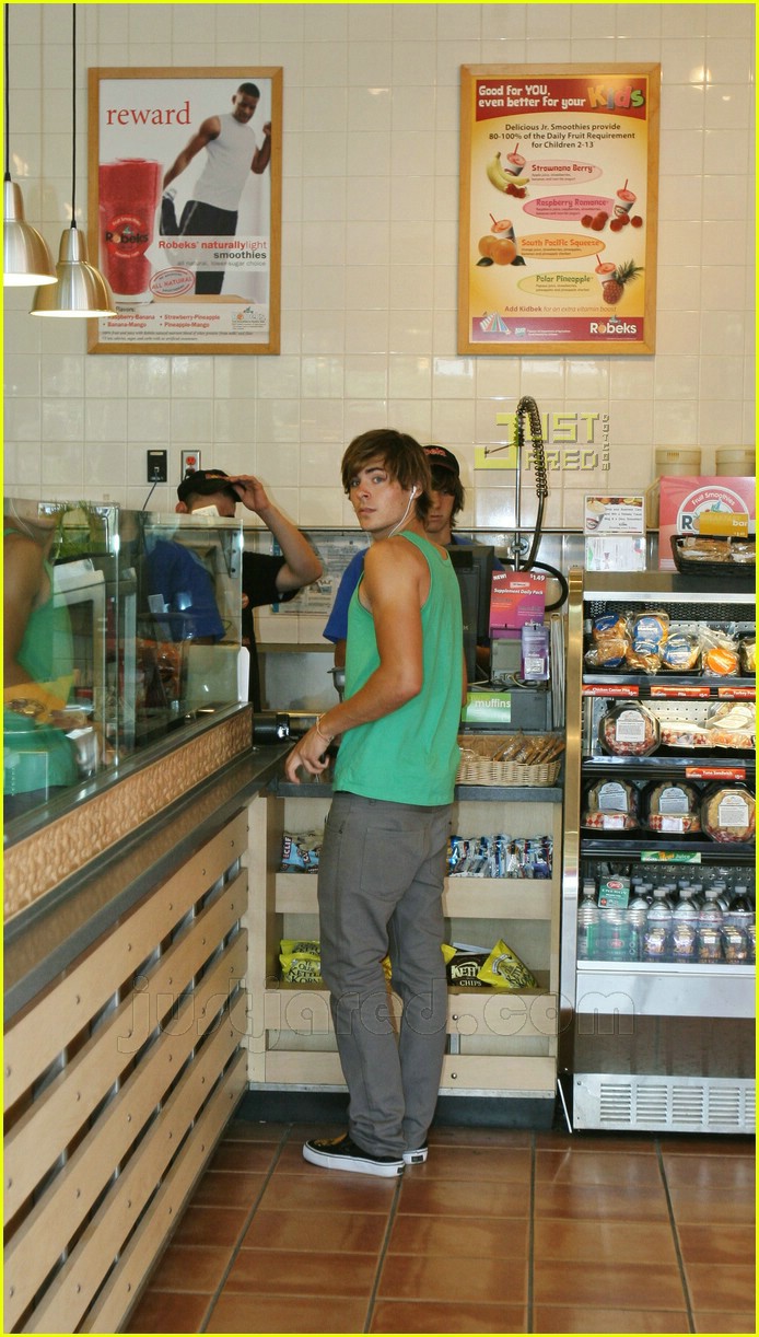 Zac Efron is a Tank Top Tease: Photo 542891 | Photos | Just Jared ...