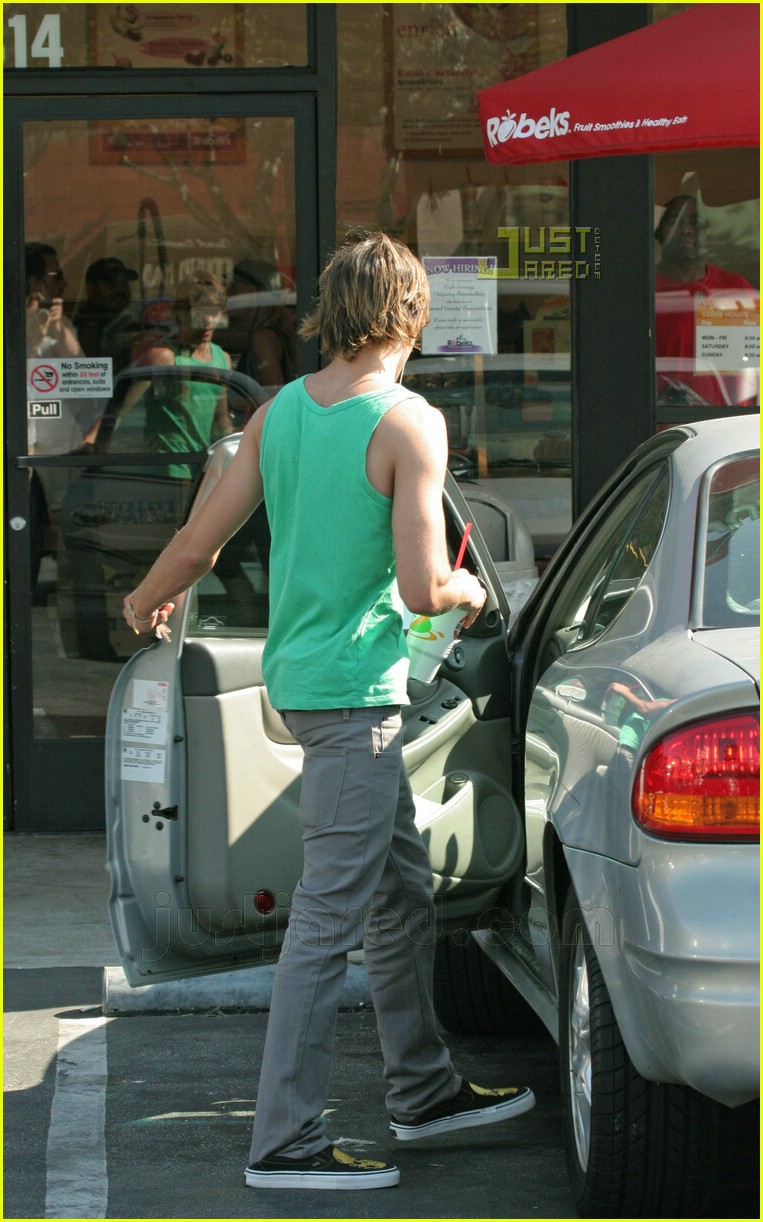Zac Efron is a Tank Top Tease: Photo 542911 | Photos | Just Jared ...