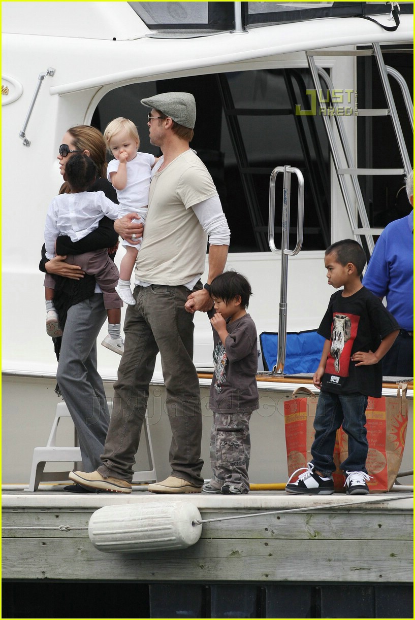 Shiloh Sucks Her Thumb: Photo 536281 | Photos | Just Jared: Celebrity ...