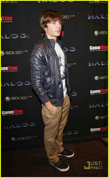 Zac Efron is a Video Game Master: Photo 610481 | Zac Efron Photos ...