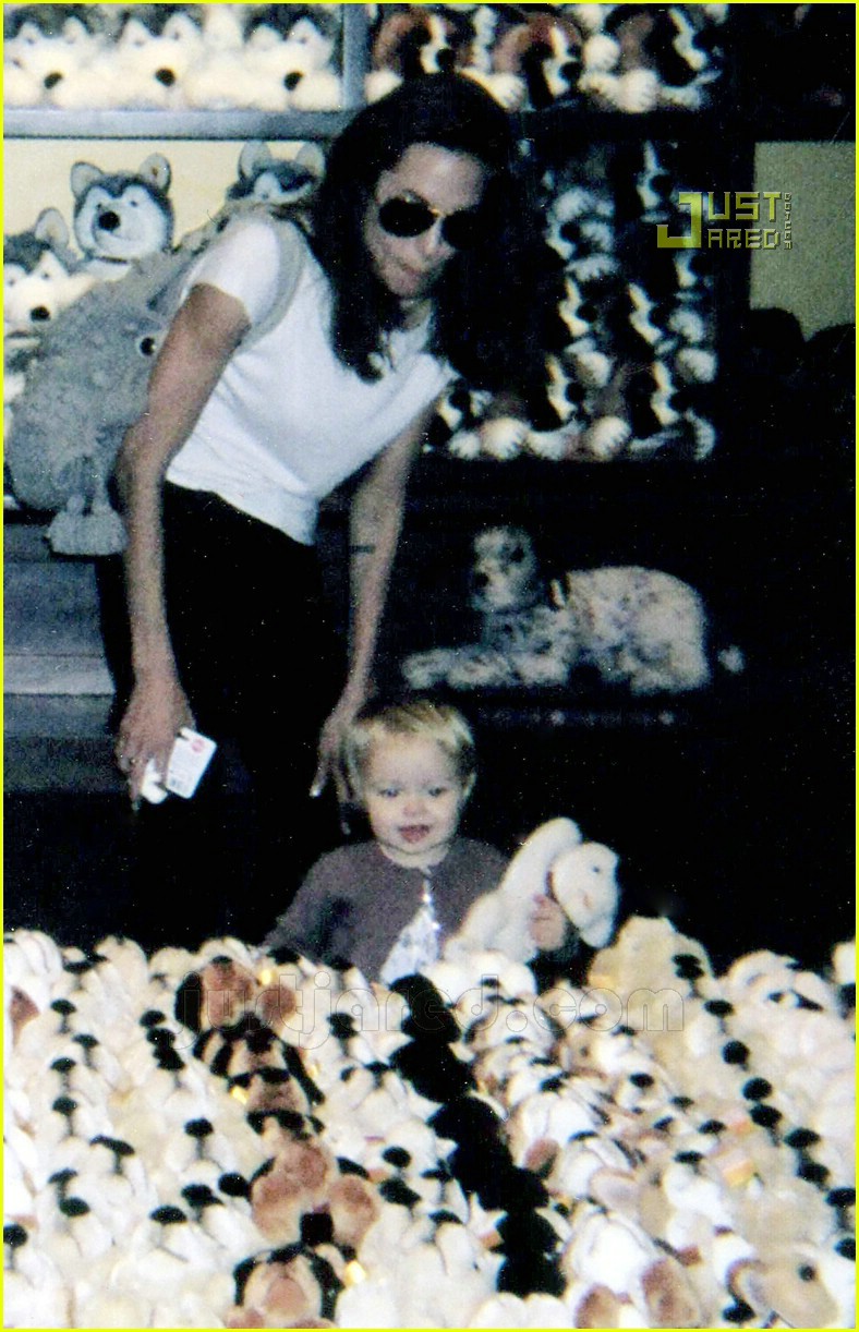 Shiloh Loves Plush Puppies: Photo 633441 | Photos | Just Jared ...