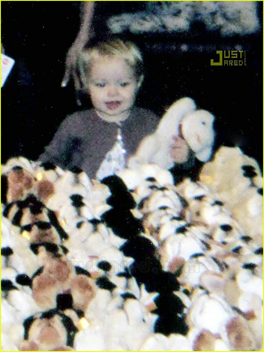 Shiloh Loves Plush Puppies: Photo 633451 | Photos | Just Jared ...
