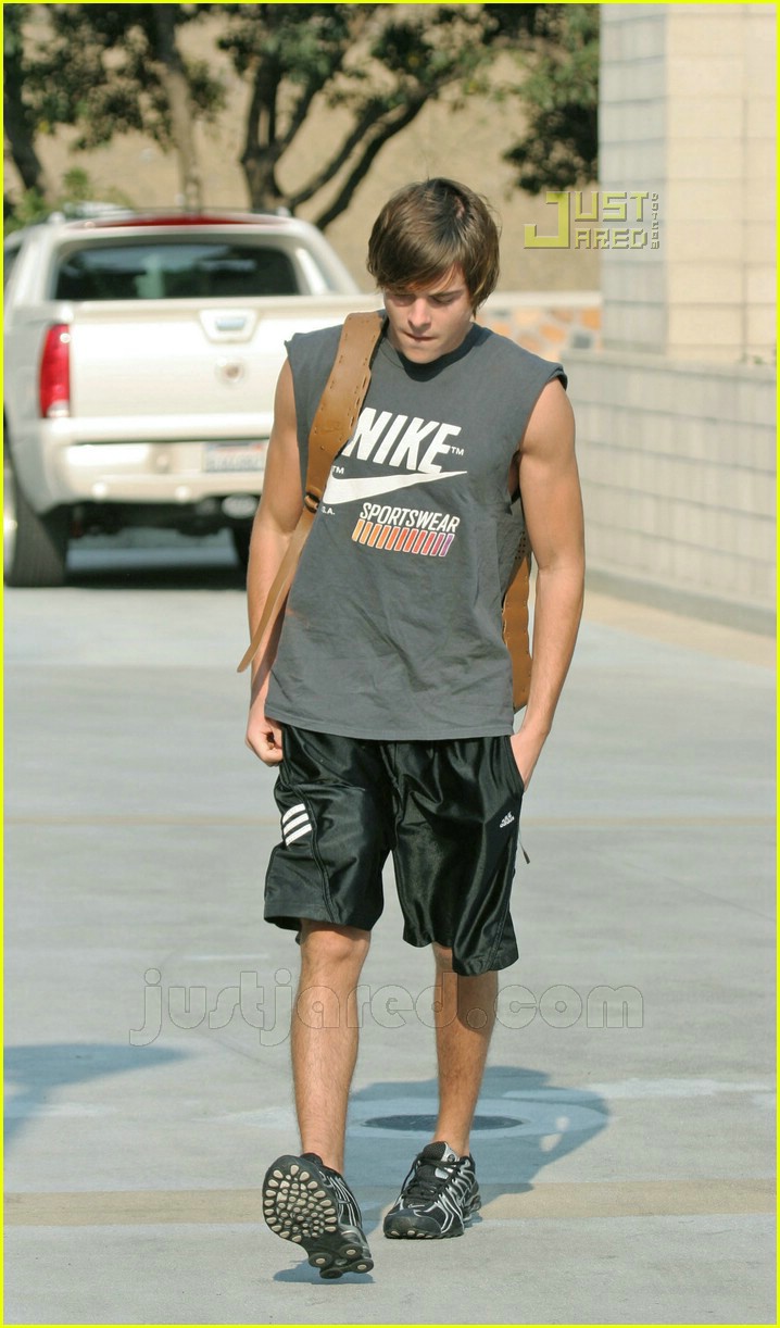 Zac Efron's Bulging Biceps: Photo 681381 | Photos | Just Jared ...