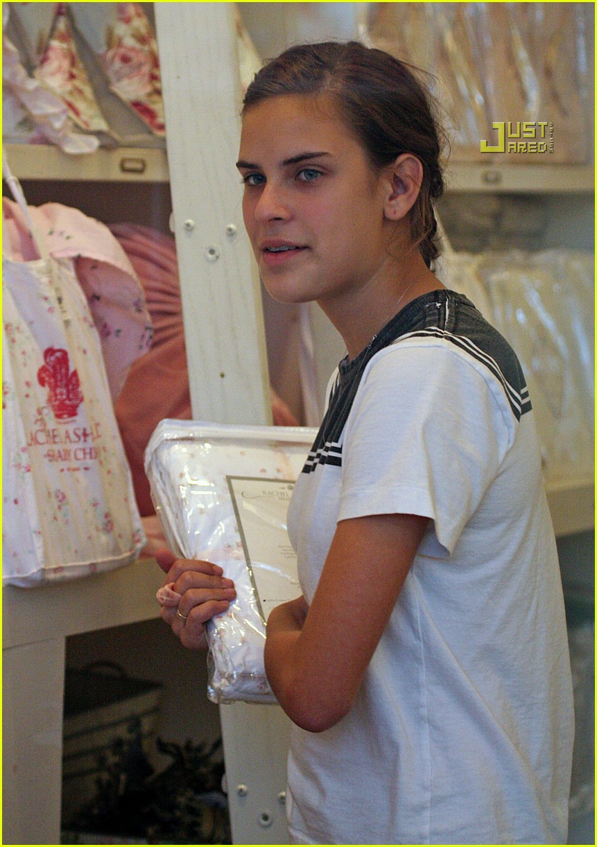 The Willis Sisters Shop For Sheets Photo 764771 Photos Just Jared