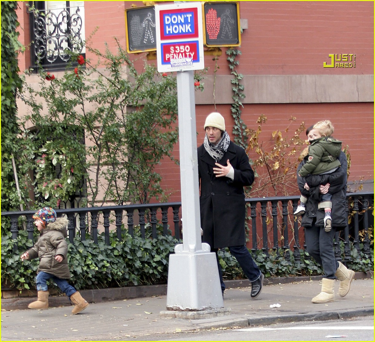 Photo: liv tyler christmas tree 01 | Photo 792121 | Just Jared ...