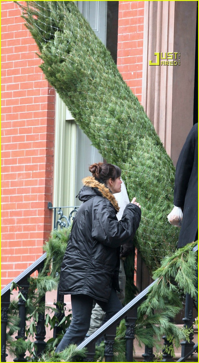Liv Tyler's Tree Trimming Time: Photo 792141 | Photos | Just Jared ...