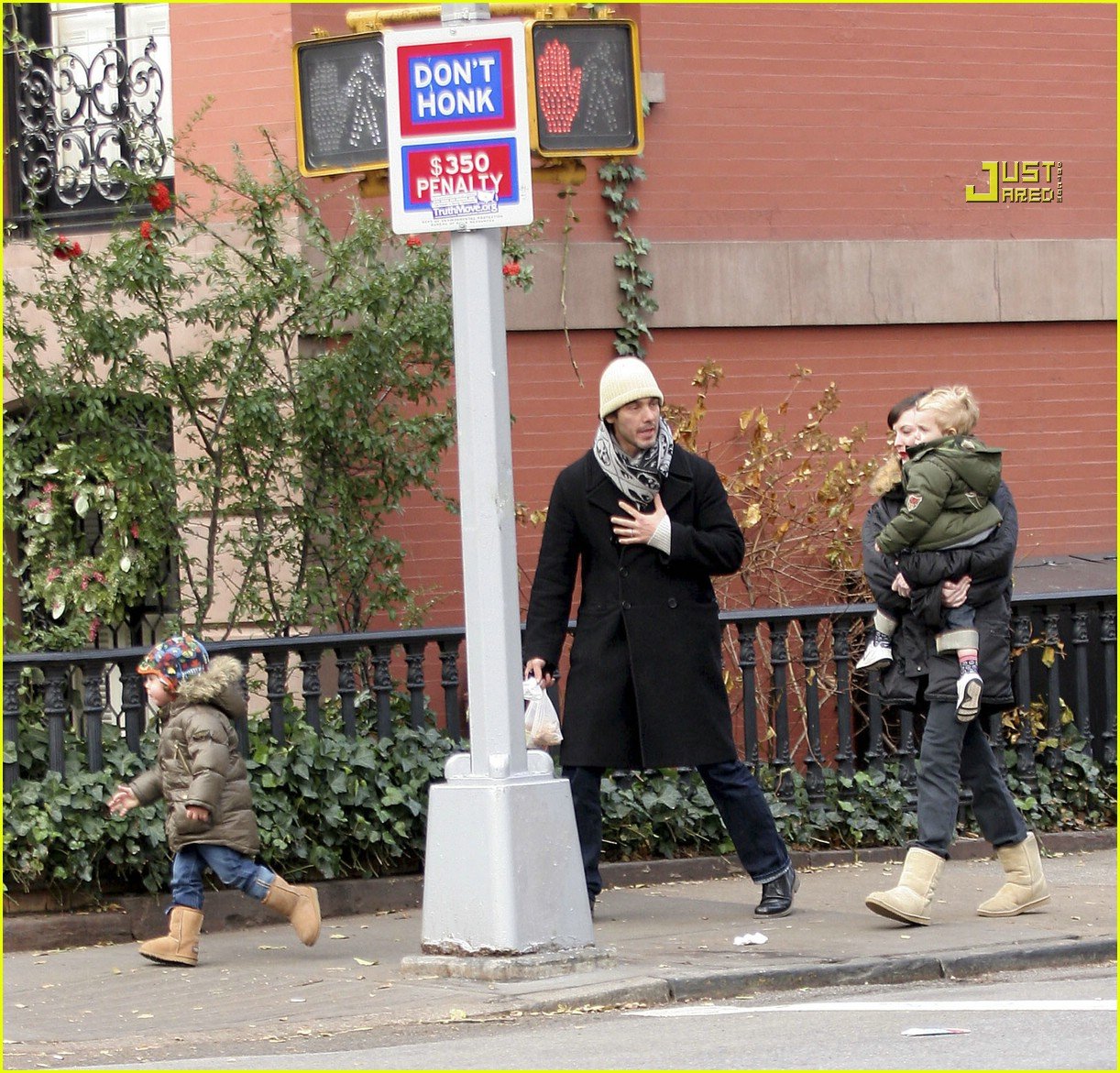 Liv Tyler's Tree Trimming Time: Photo 792181 | Photos | Just Jared ...
