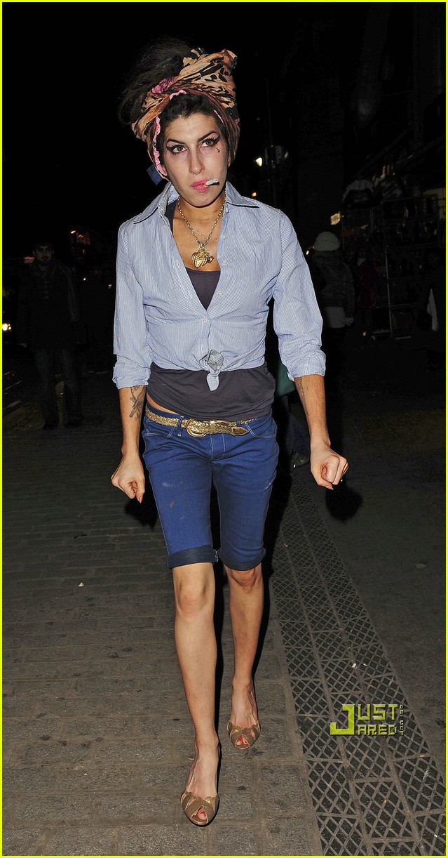 Amy Winehouse is Finger Lickin' Good: Photo 939631 | Photos | Just ...