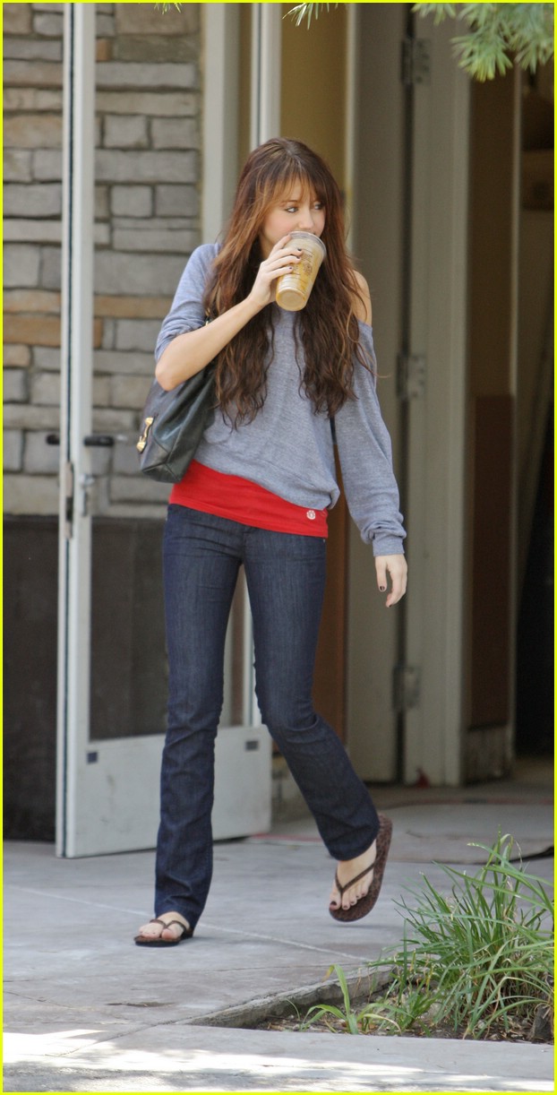 Miley Cyrus Levels Her Coffee Beans: Photo 1035961 | Photos | Just ...