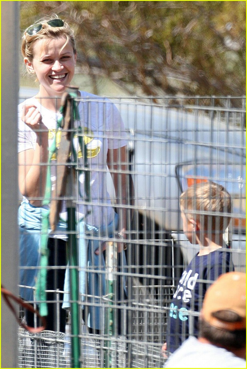 Photo: reese witherspoon pigs out 01 | Photo 1014261 | Just Jared ...