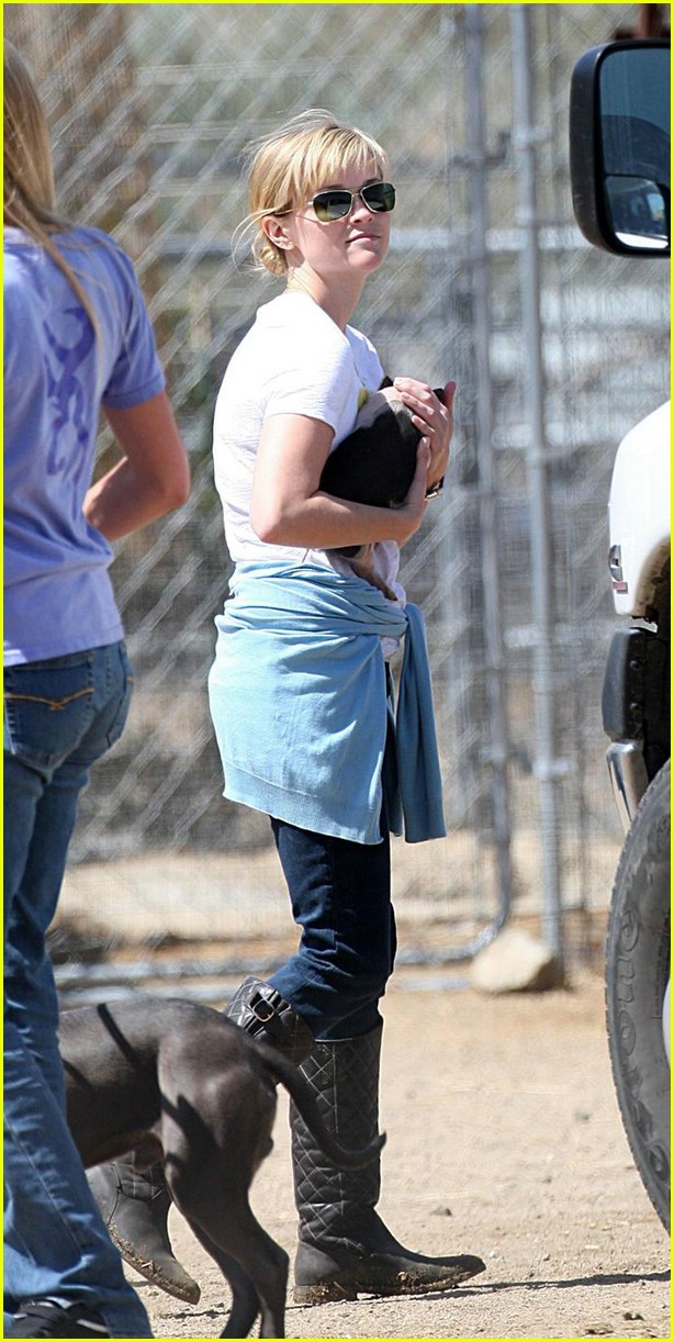 Reese Witherspoon Pigs Out: Photo 1014291 | Photos | Just Jared ...