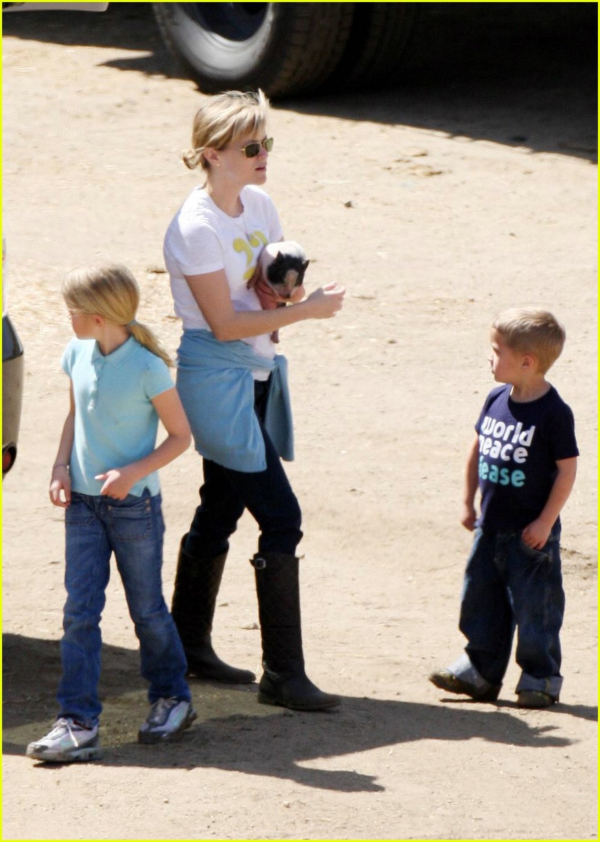 Reese Witherspoon Pigs Out: Photo 1014311 | Photos | Just Jared ...