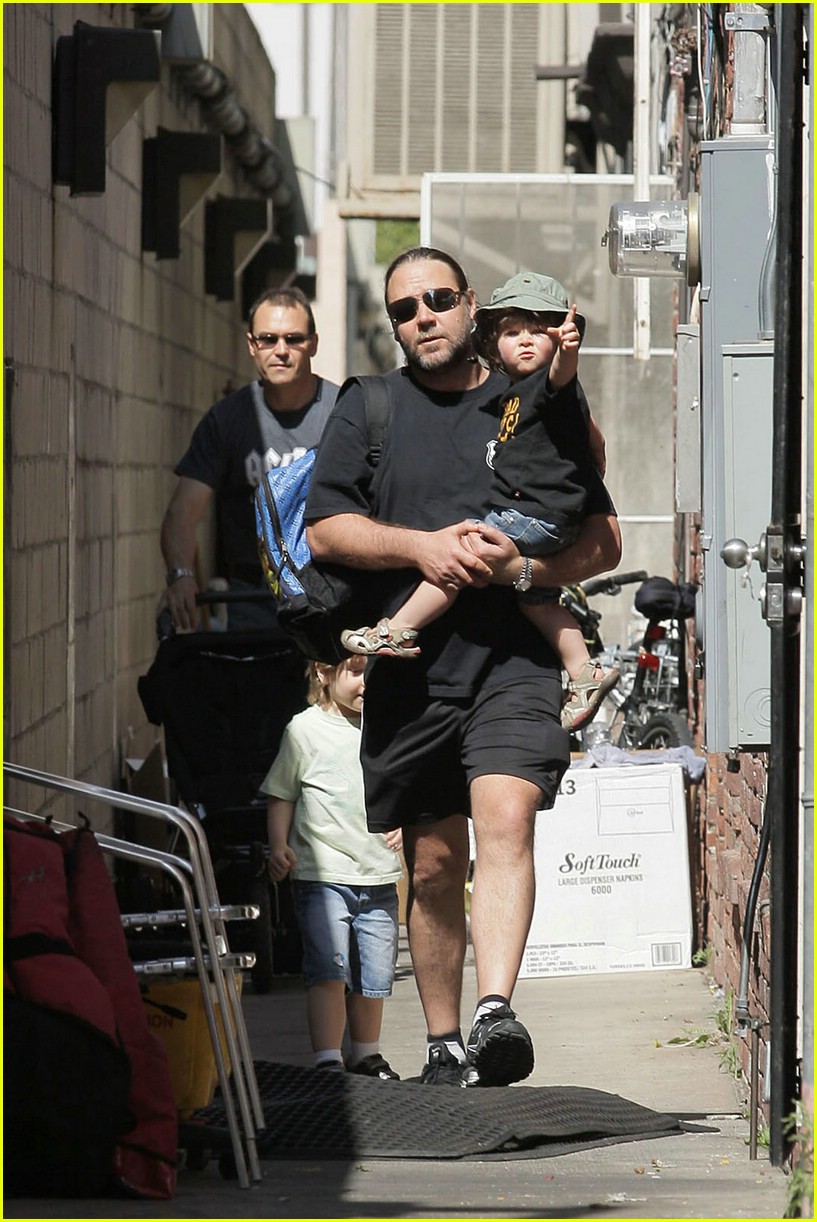 Russell Crowe: Kids and Cigarettes Don't Mix! : Photo 1091721 | Photos ...