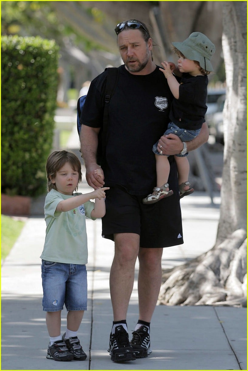 Russell Crowe: Kids and Cigarettes Don't Mix! : Photo 1091751 | Photos ...
