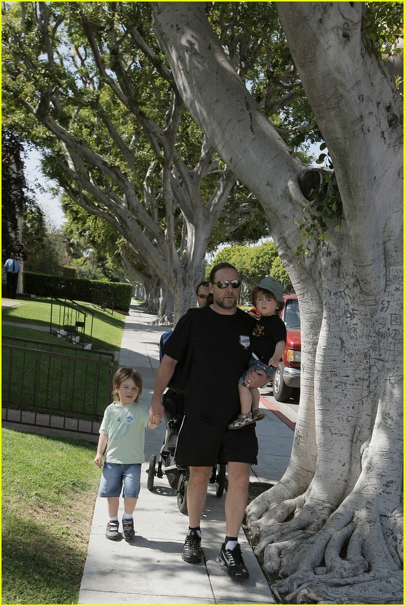 Russell Crowe: Kids and Cigarettes Don't Mix! : Photo 1091931 | Photos ...