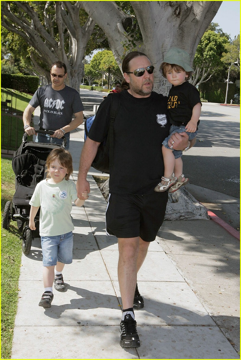 Russell Crowe: Kids and Cigarettes Don't Mix! : Photo 1091941 | Photos ...