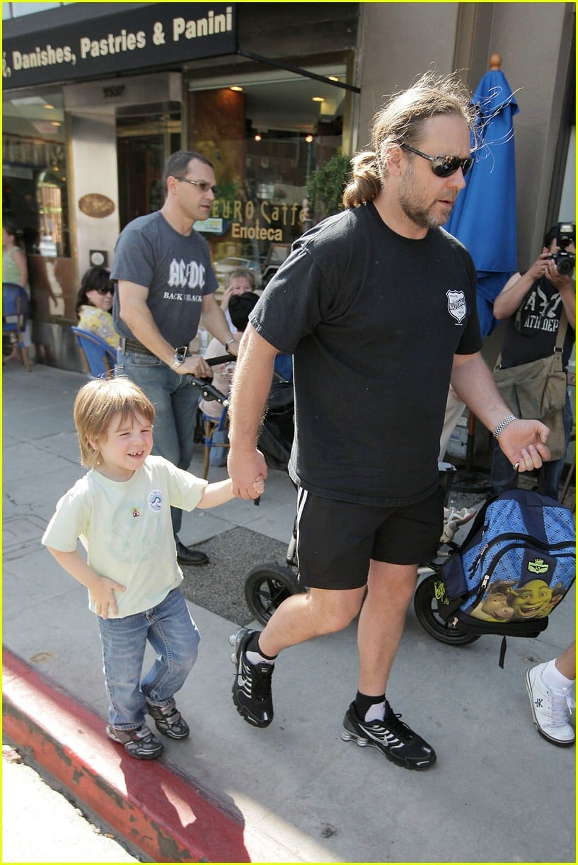 Russell Crowe: Kids and Cigarettes Don't Mix! : Photo 1091971 ...