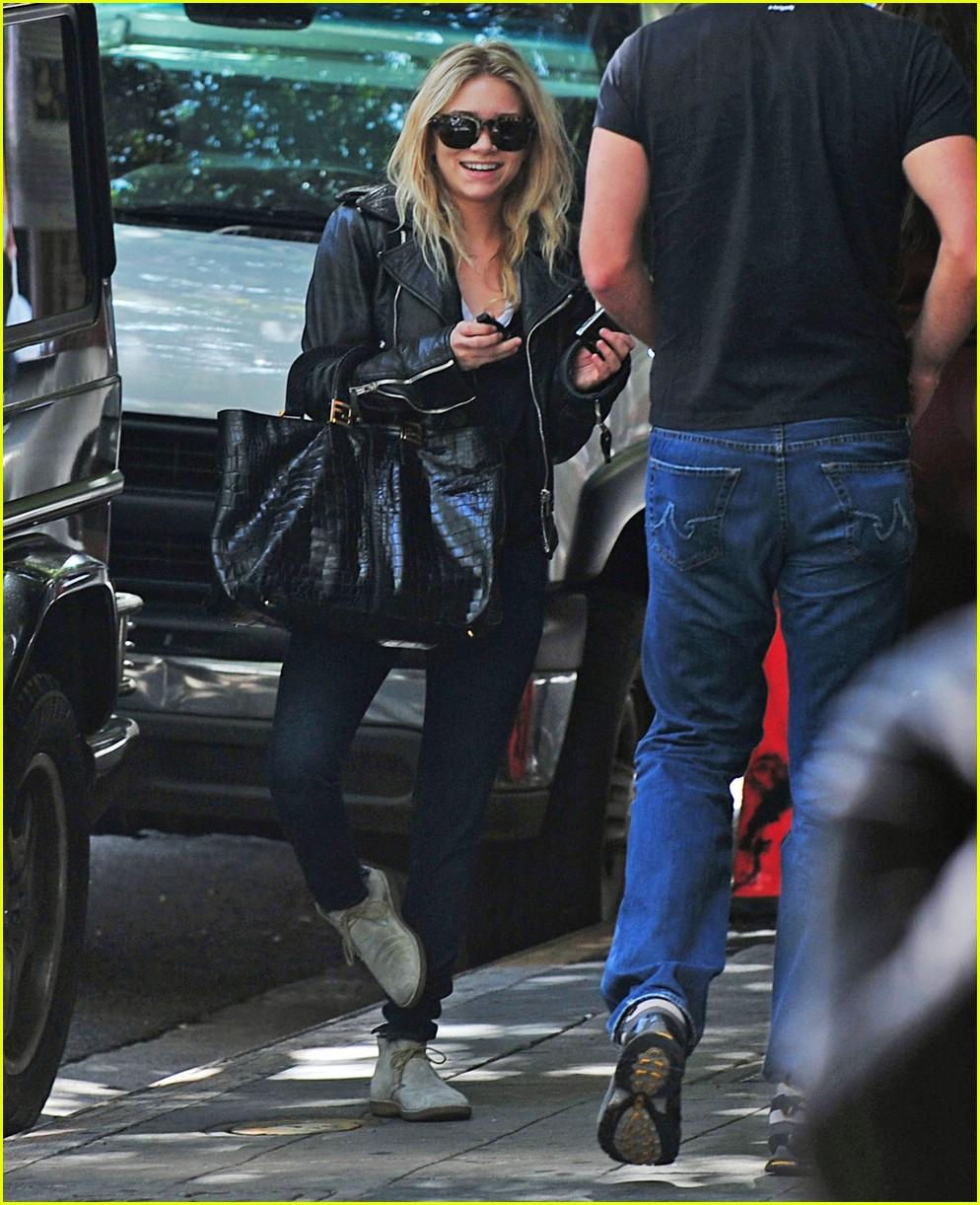 Ashley Olsen... SMILING!: Photo 1045961 | Photos | Just Jared ...