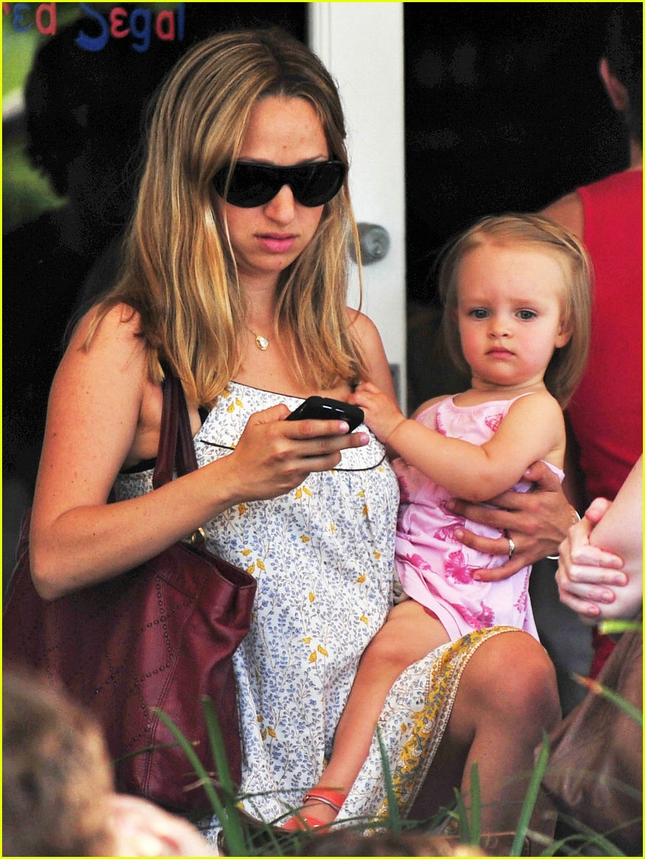 Photo: ruby maguire saturday stroll 05 | Photo 1063211 | Just Jared ...