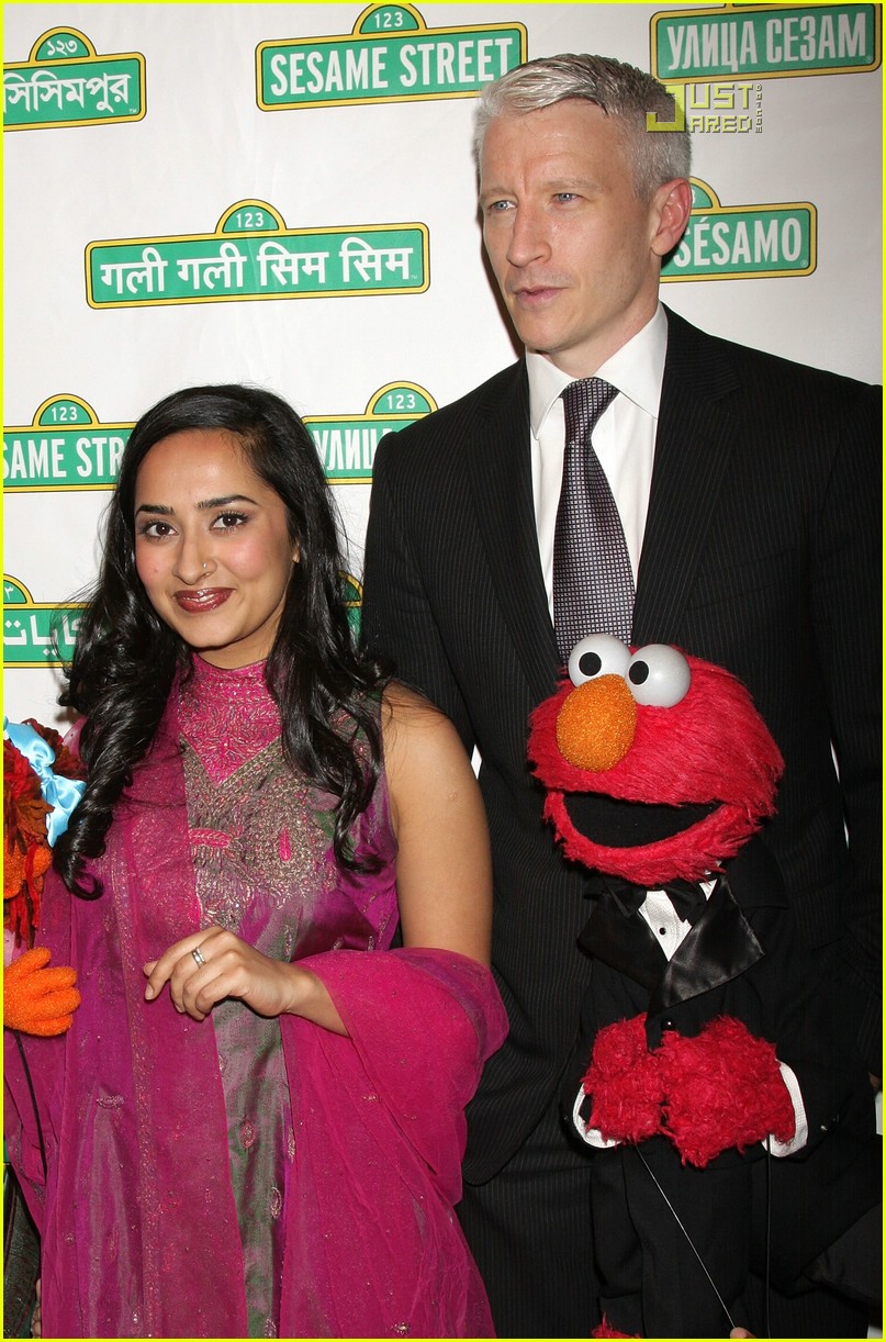 Anderson Cooper: Tickle Me, Elmo!: Photo 1168181 | Photos | Just Jared ...
