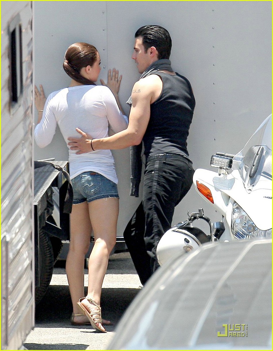 Hayden & Milo Get Hot and Heavy on 'Heroes' Set: Photo 1219821 | Photos ...