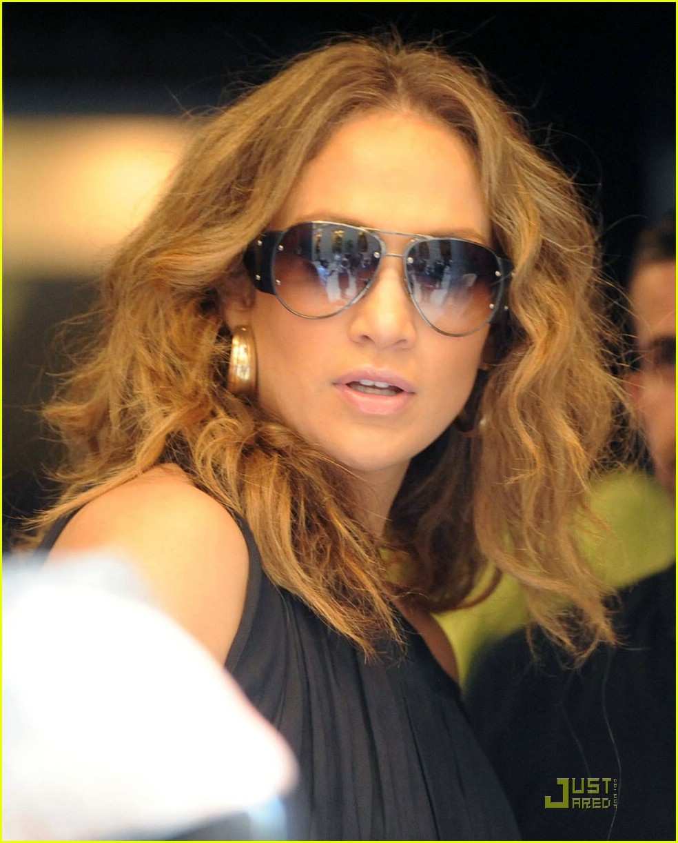 Jennifer Lopez's Shoulder Shopping Spree: Photo 1243221 | Jennifer ...