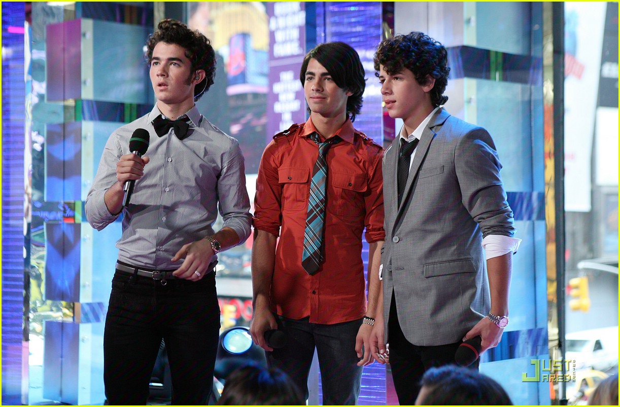 The Jonas Brothers Meet the American Mall: Photo 1333901 | Photos ...