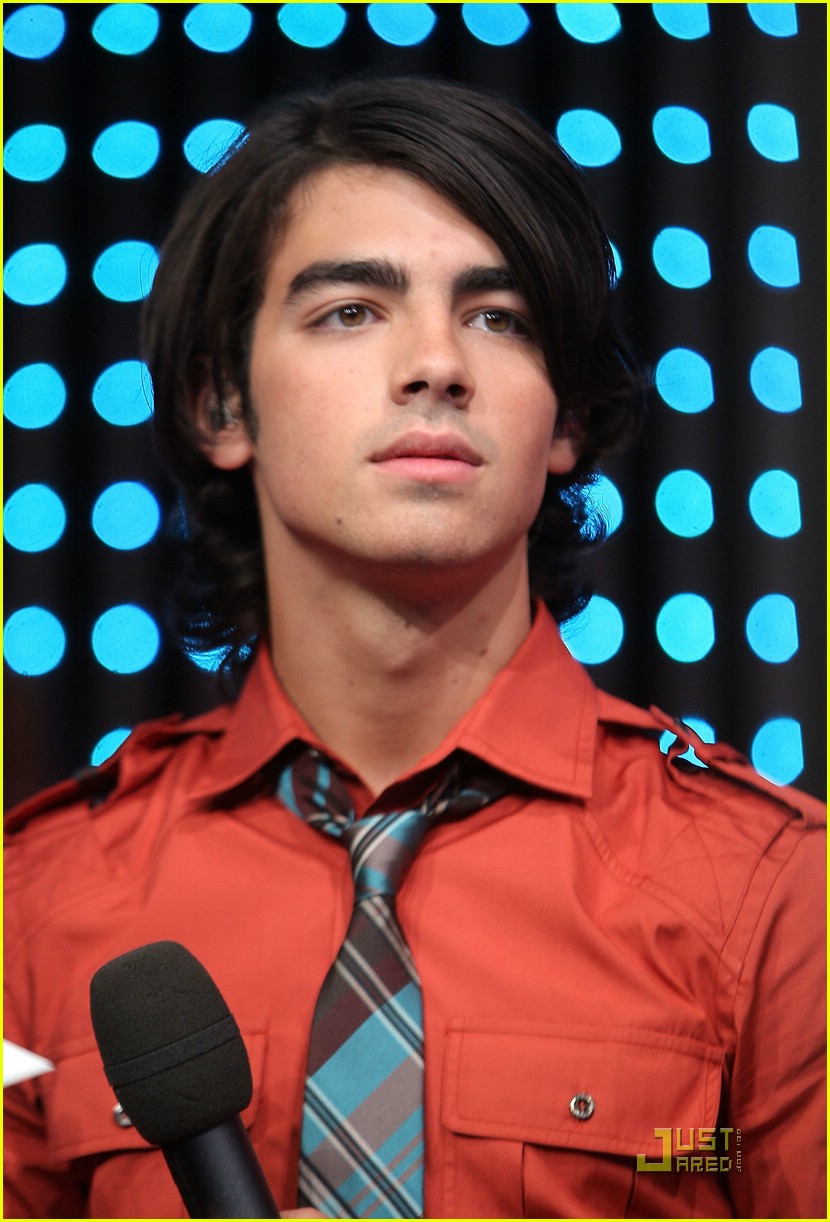 The Jonas Brothers Meet the American Mall: Photo 1333921 | Photos ...