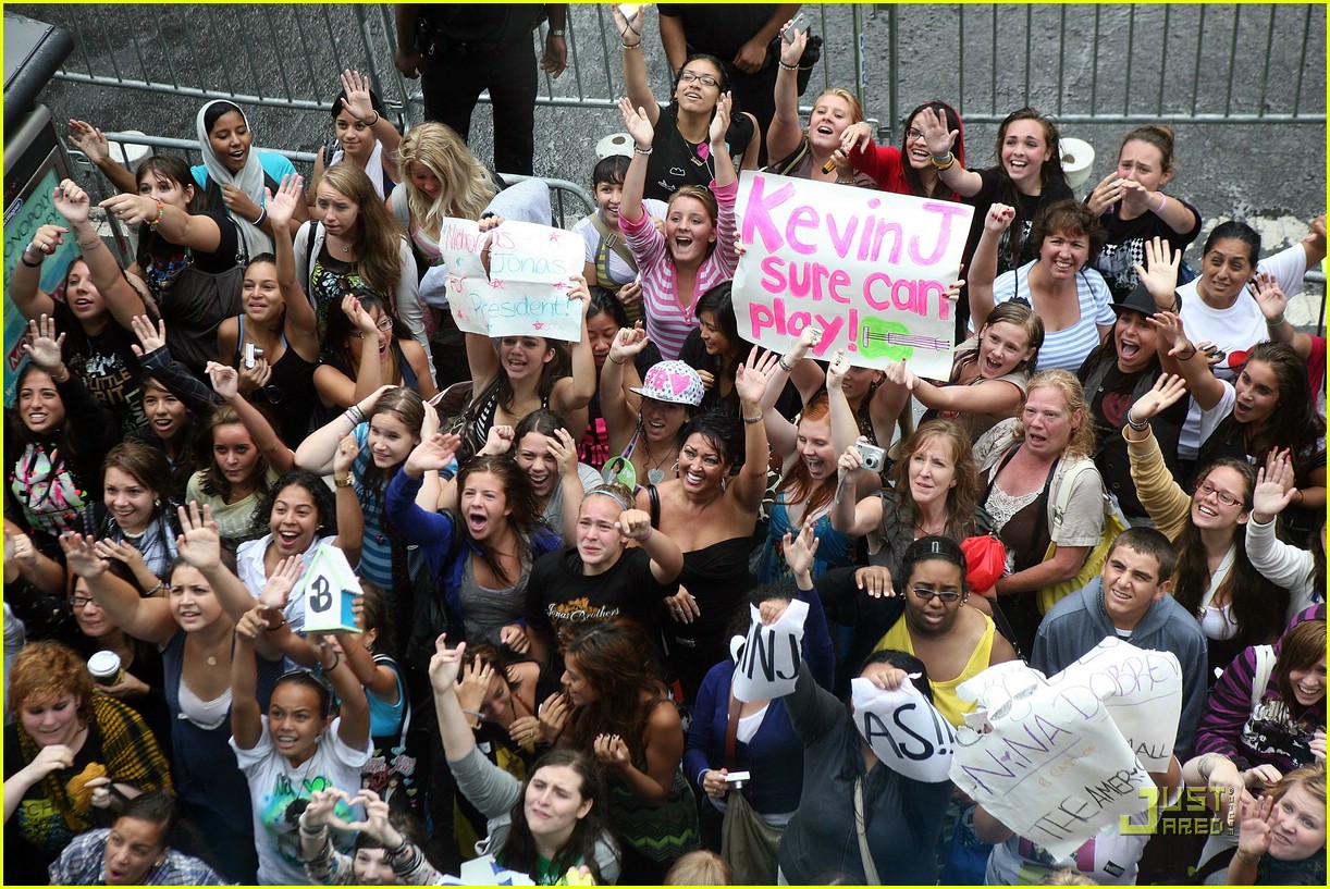 The Jonas Brothers Meet the American Mall: Photo 1333951 | Photos ...