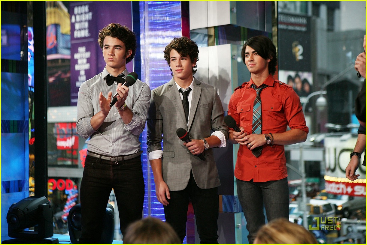 The Jonas Brothers Meet the American Mall: Photo 1334091 | Photos ...