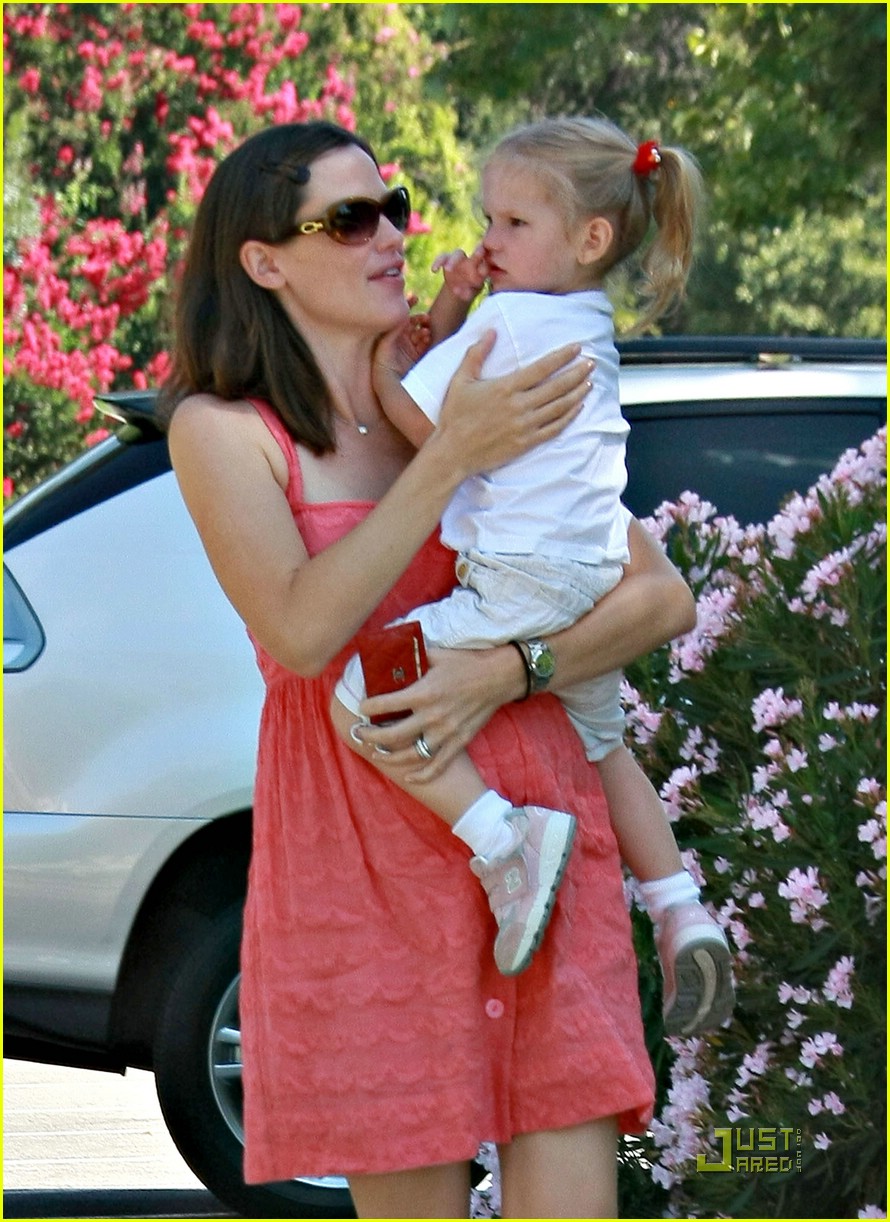 Violet Affleck Has Flower Power: Photo 1334801 | Photos | Just Jared ...