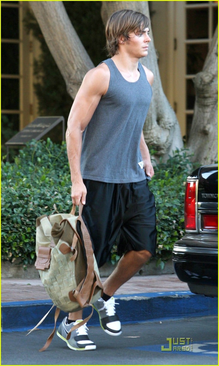 Zac Efron Moves A Muscle: Photo 1322031 | Zac Efron Photos | Just Jared ...