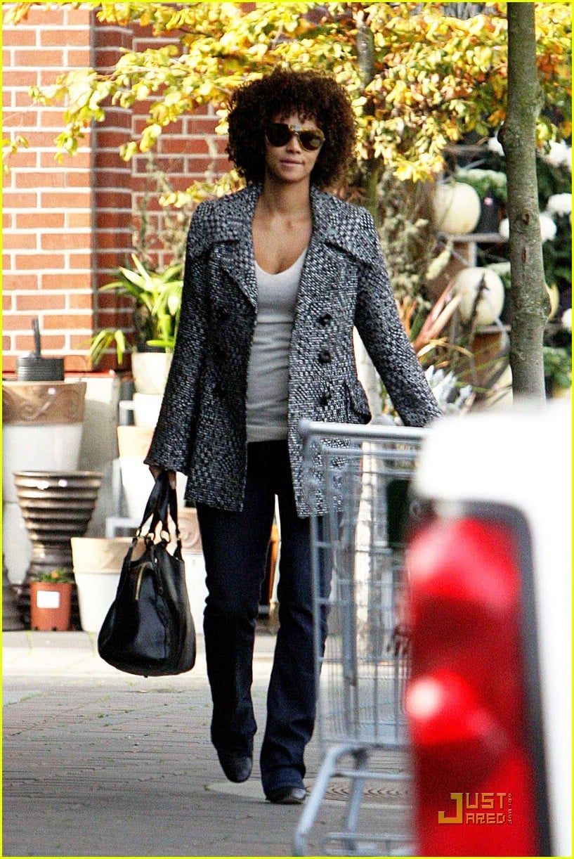 Halle Berry is Afro-licious: Photo 1508701 | Halle Berry Photos | Just ...