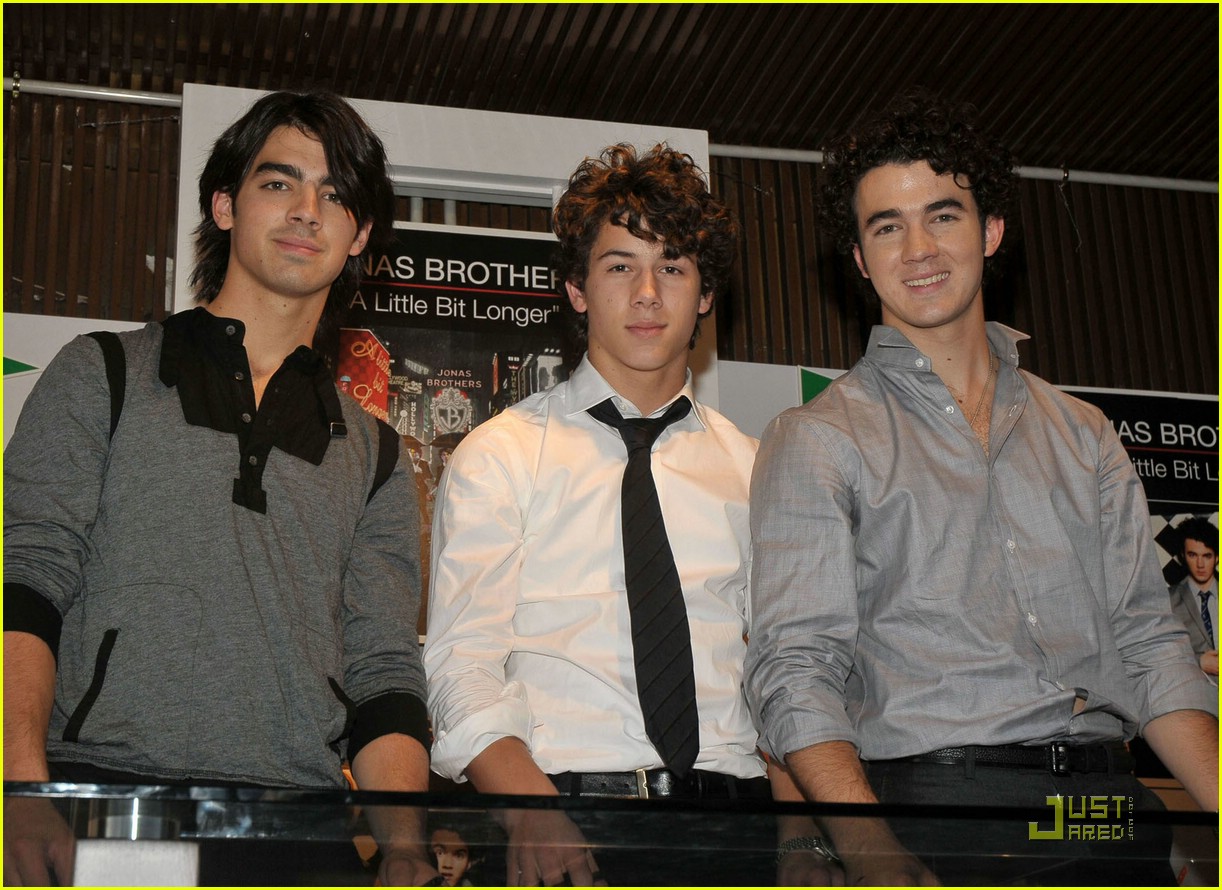 Photo: jonas brothers gold spain 06 | Photo 1464841 | Just Jared ...