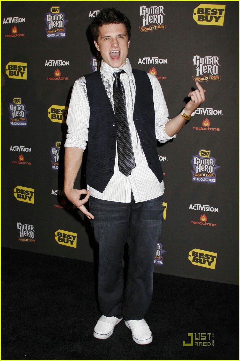 Victoria Justice is a Spectacular Guitar Hero: Photo 1505581 | Avan ...