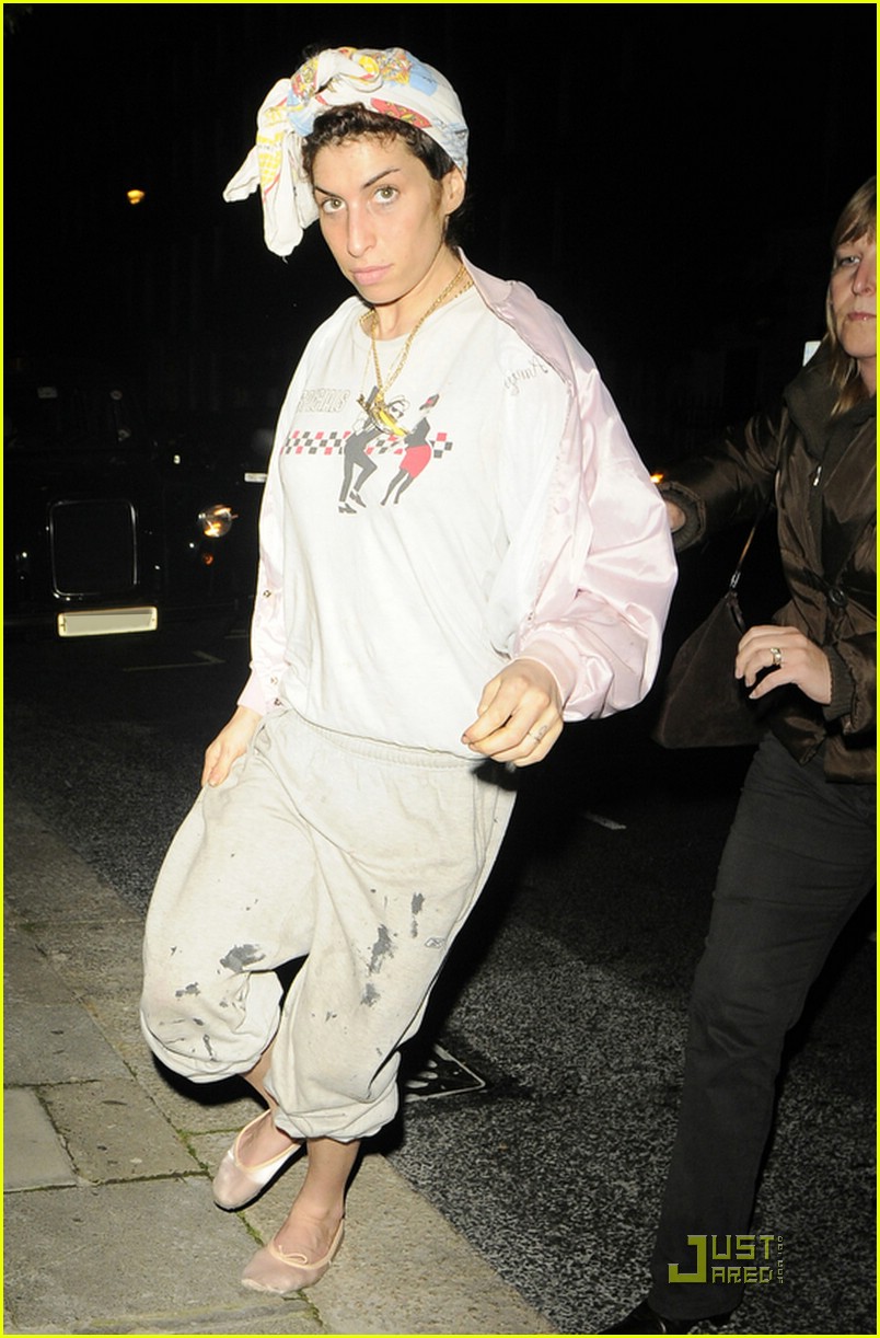 Amy Winehouse Shows Off Pearly Yellows: Photo 1506121 | Photos | Just ...