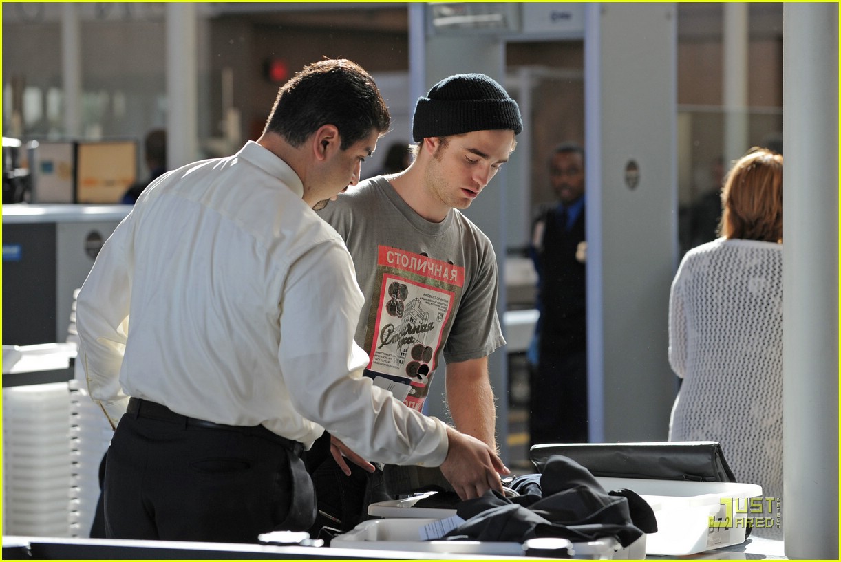 Robert Pattinson Gets Russian Ripped: Photo 1553581 | Photos | Just ...