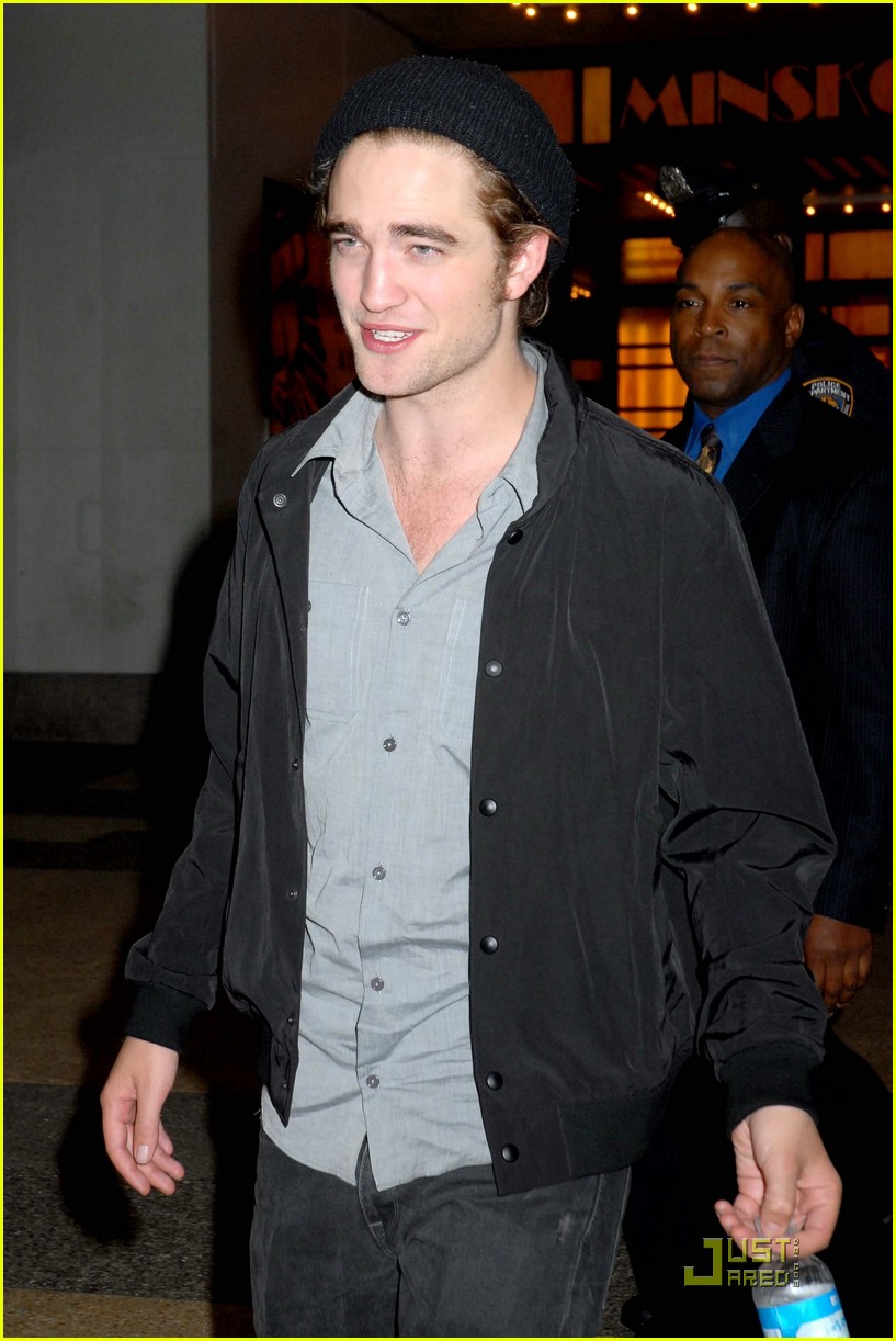 Robert Pattinson Has an Incredible Six Pack: Photo 1526331 | Robert ...