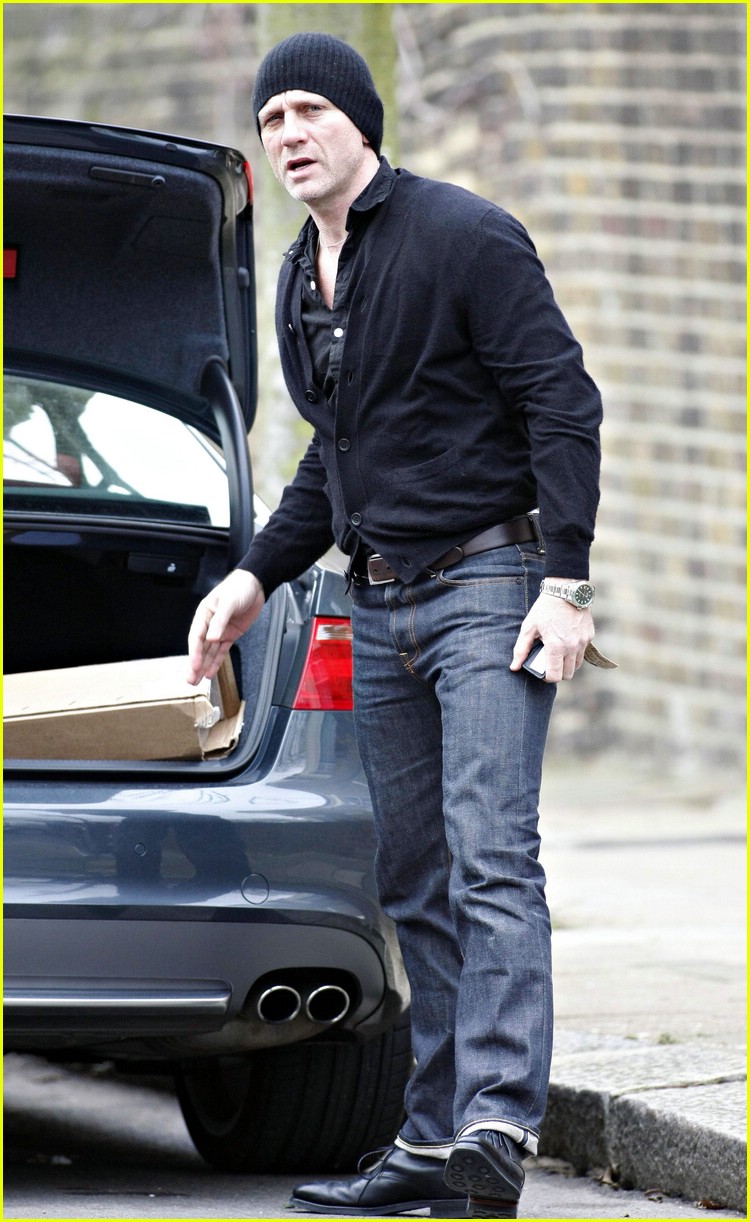 Daniel Craig is a Beanie Bond: Photo 1594201 | Daniel Craig Photos ...