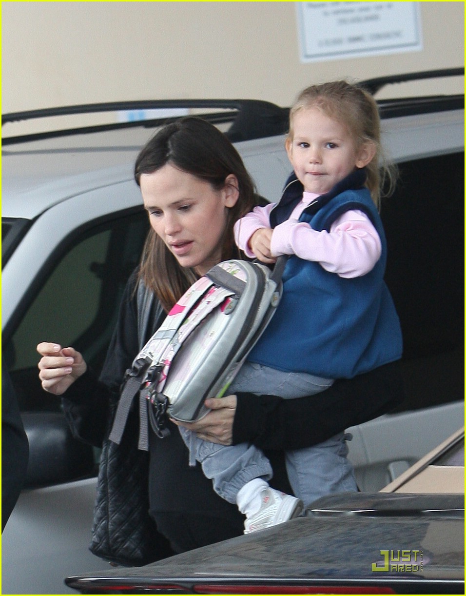 Violet Affleck Carries Her Backpack Best: Photo 1582371 | Ben Affleck ...