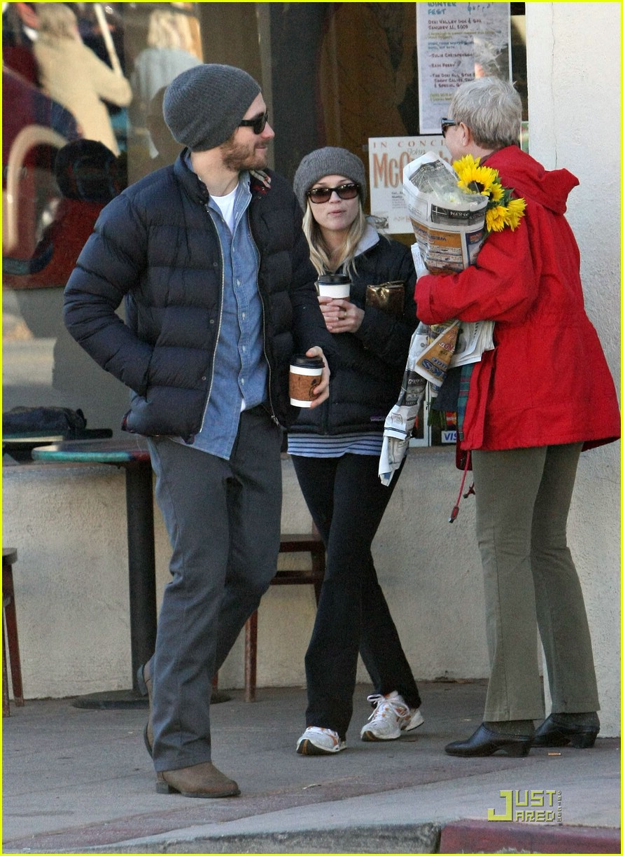 Reese Witherspoon & Jake Gyllenhaal Pack A Picnic: Photo 1621091 | Jake ...