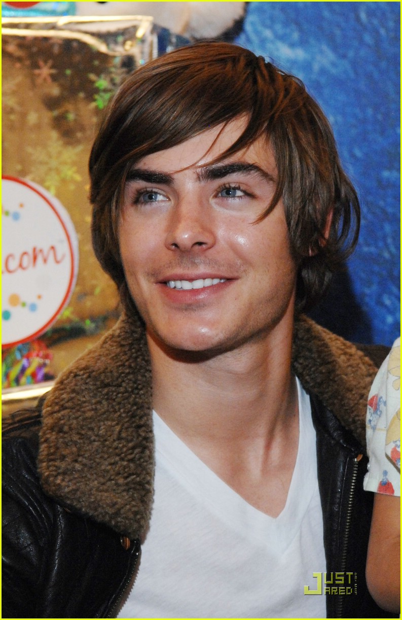 Zac Efron Gifts Mattel Children's Hospital: Photo 1607871 | Zac Efron ...