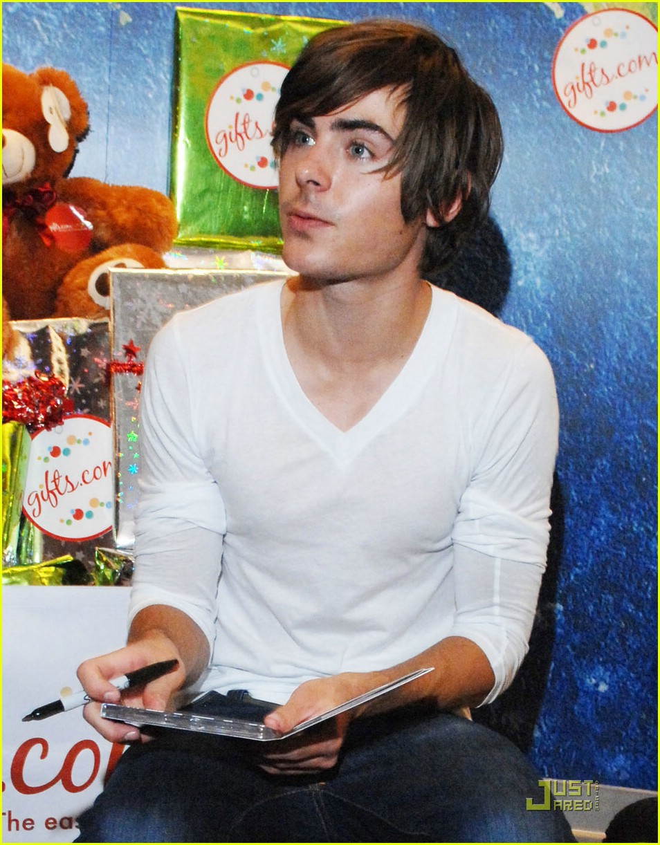 Zac Efron Gifts Mattel Children's Hospital: Photo 1607901 | Zac Efron ...