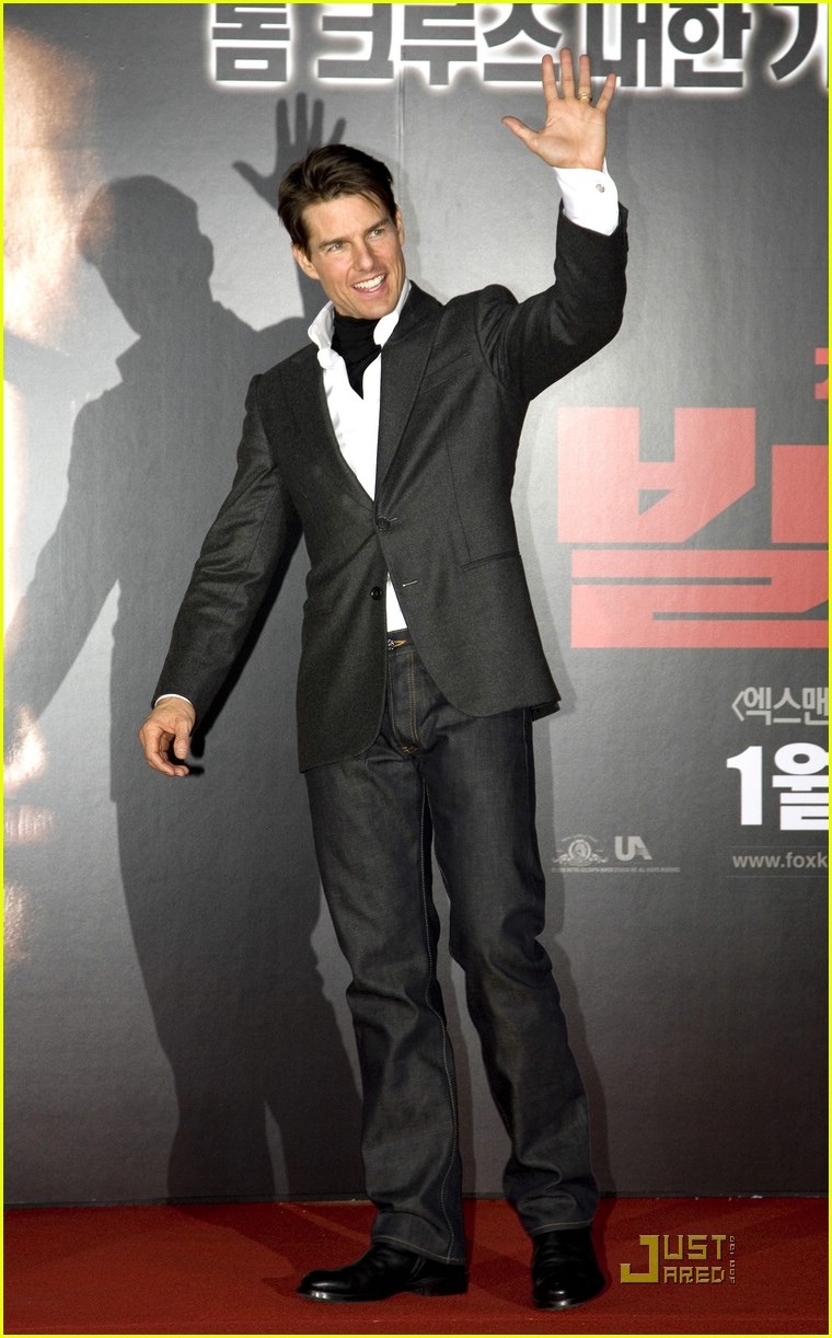 Tom Cruise Shows His Hand in Seoul: Photo 1659721 | Tom Cruise Photos ...