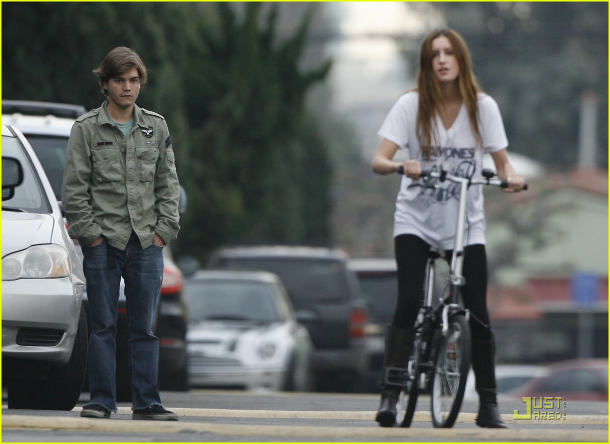 Emile Hirsch Gives Girlfriend Bike Riding Lesons: Photo 1672751 ...