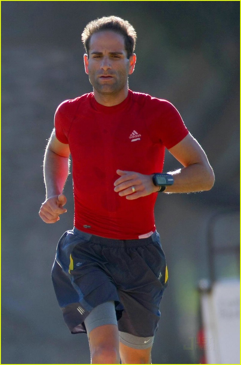 Jake Gyllenhaal: Happy Feet!: Photo 1653671 | Jake Gyllenhaal Photos ...