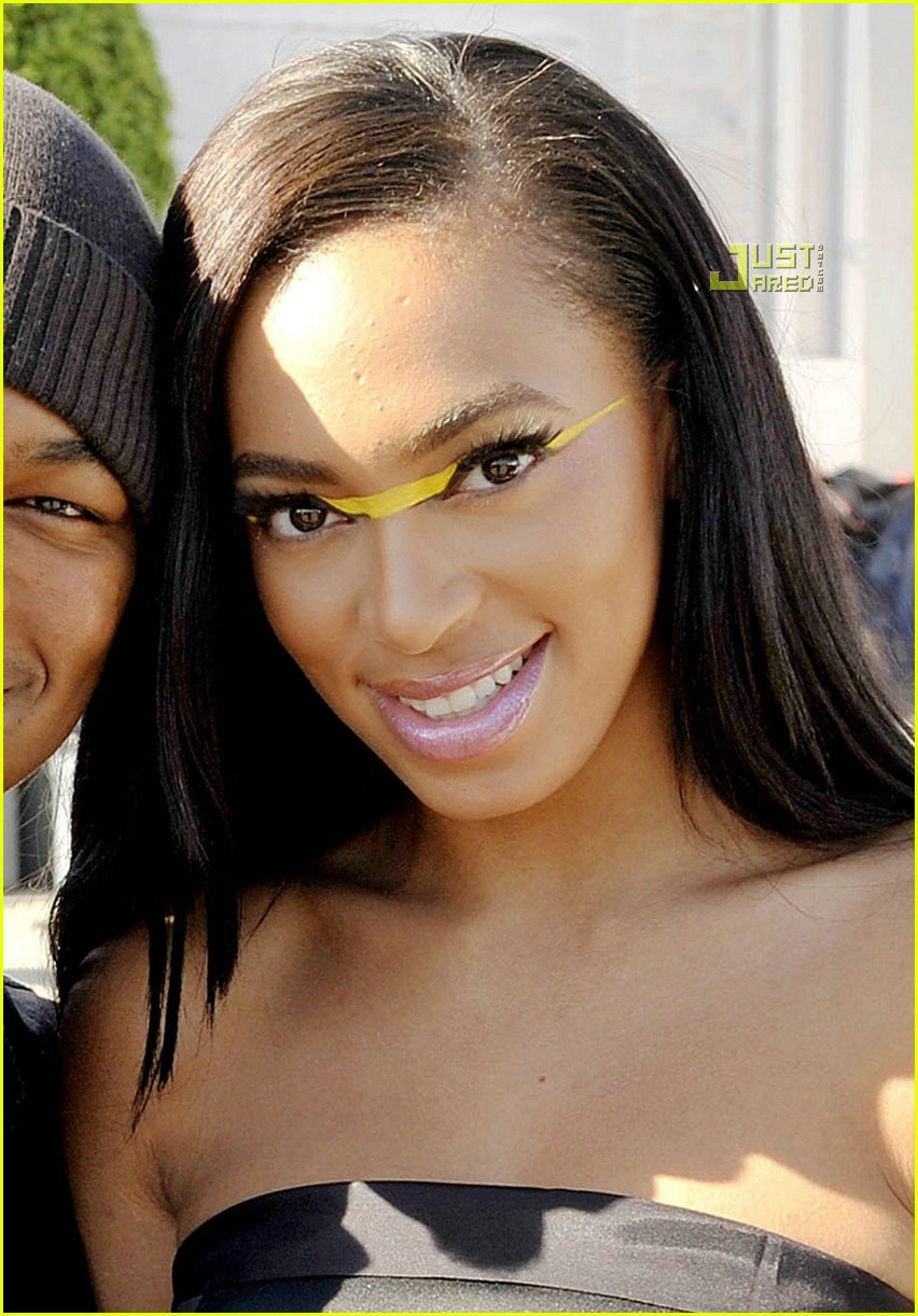 Solange Knowles Rocks Yellow Eyeshadow: Photo 1625691 | Solange Knowles ...